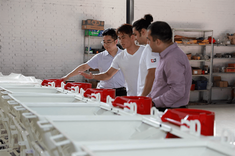 DERUTU – Since 2002, a wall plastering master who has focused on wall ...